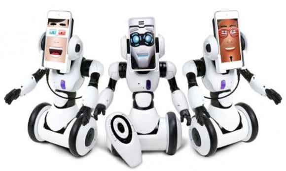 Con WowWee RoboMe, l'iPhone si trasforma in un robot [Video] | iSpazio